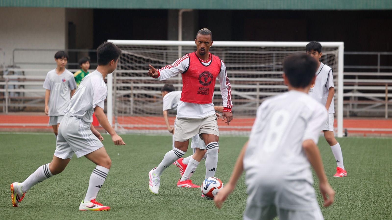 曼聯訪香港｜蘭尼當喇沙書院一日導師 親身示範細膩技術 | am730